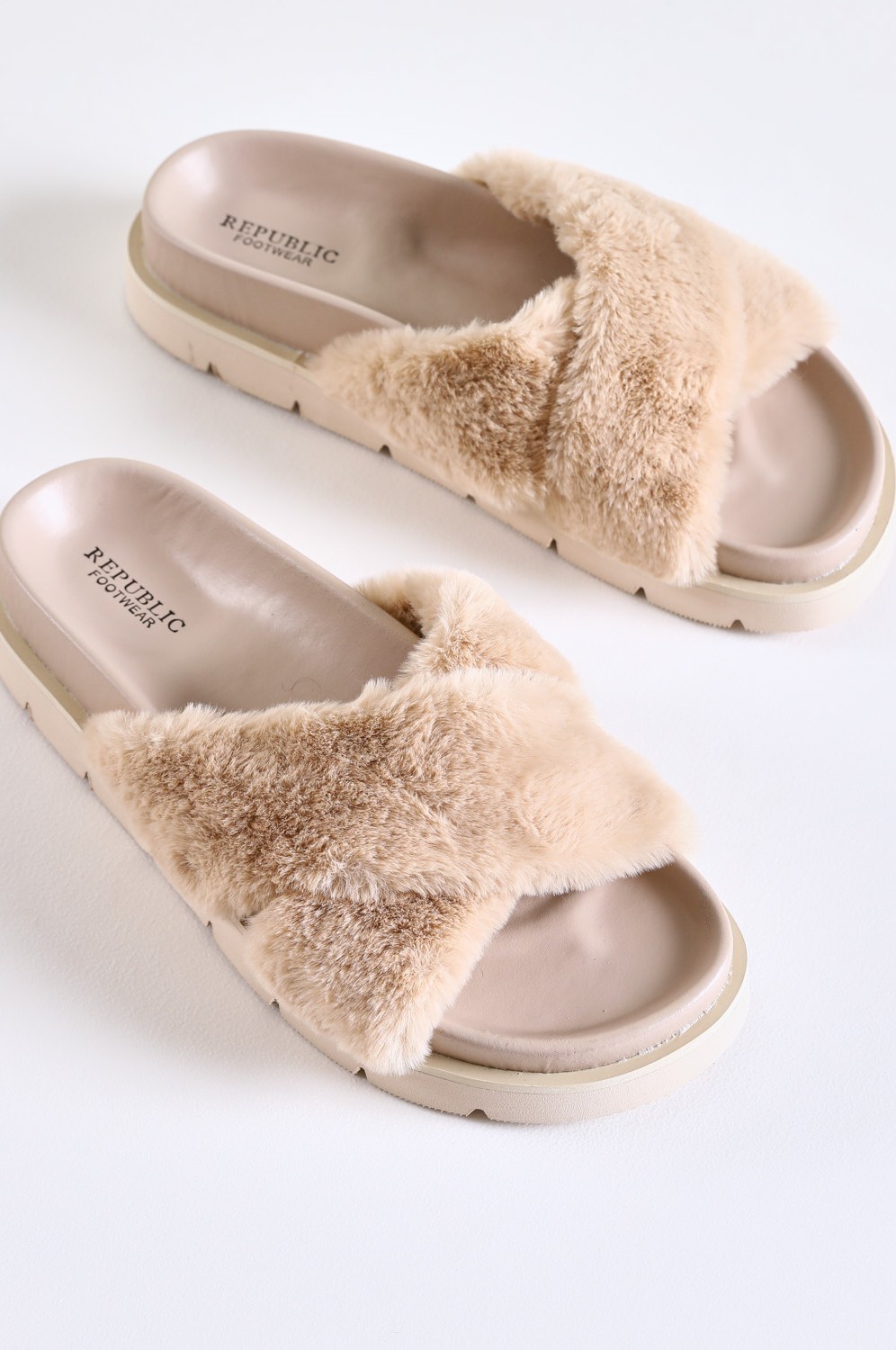 מגפי פרווה לנשים- מגוון מגפי פרווה לחורף | Republic Footwear